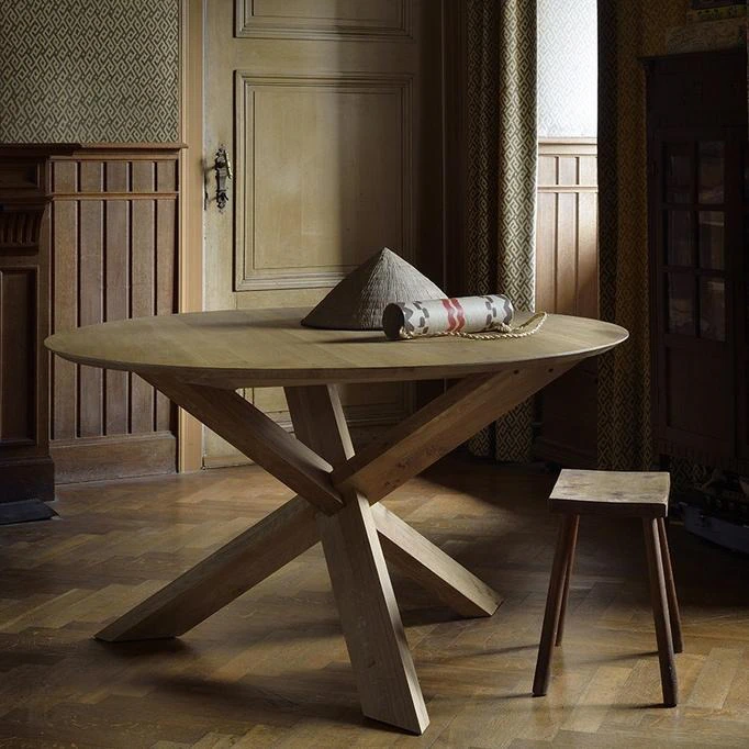 Circle dining table - 136cm | Re-loved